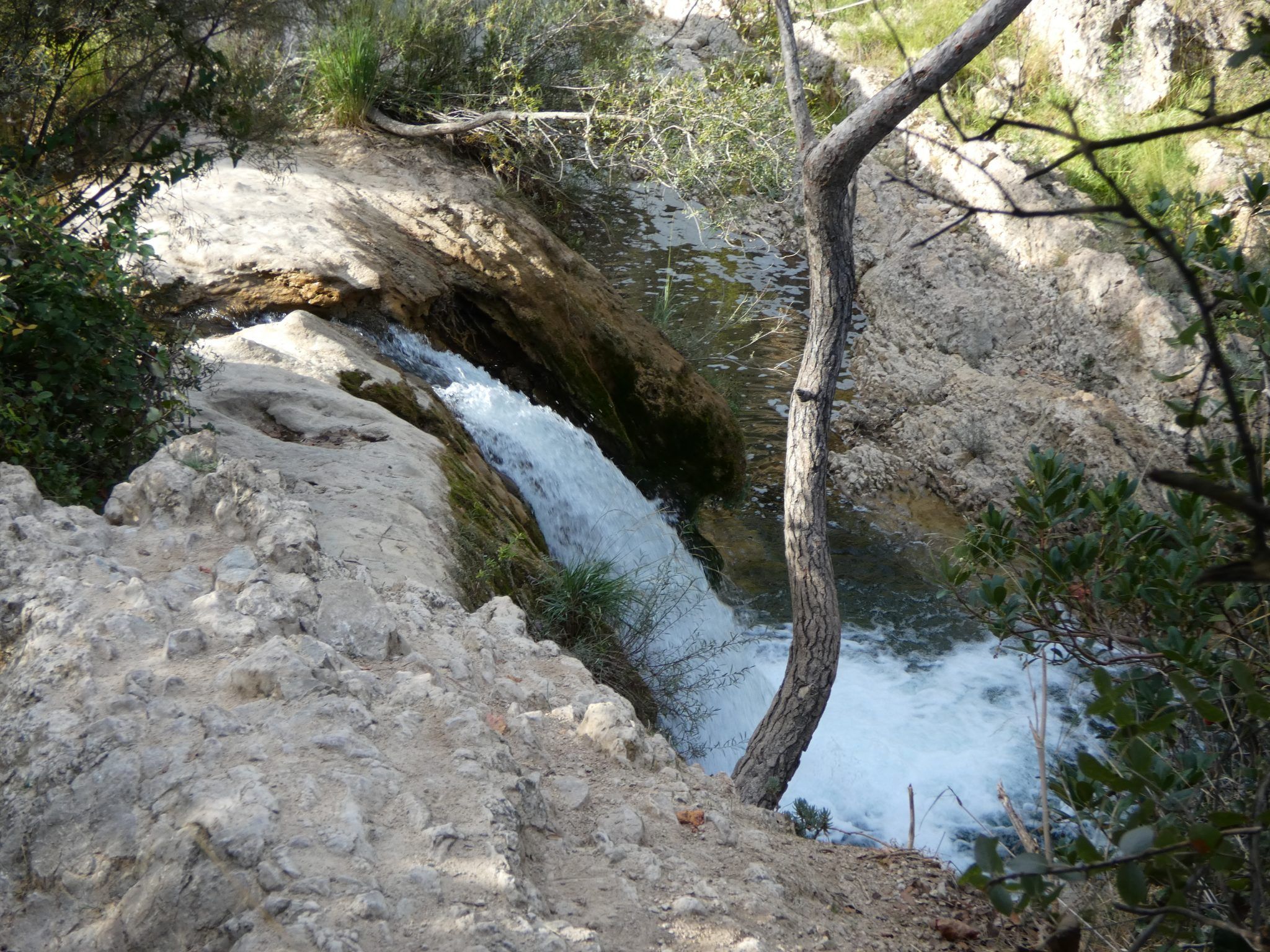 Sendero rio Borosa, pasarelas, salto de Los Órganos, túneles y embalse ...